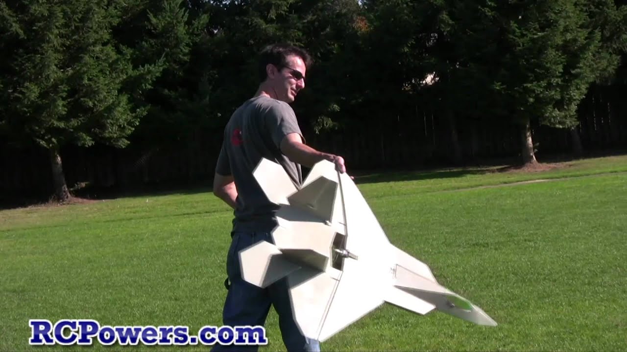 How To Hand Toss an RC Plane - YouTube