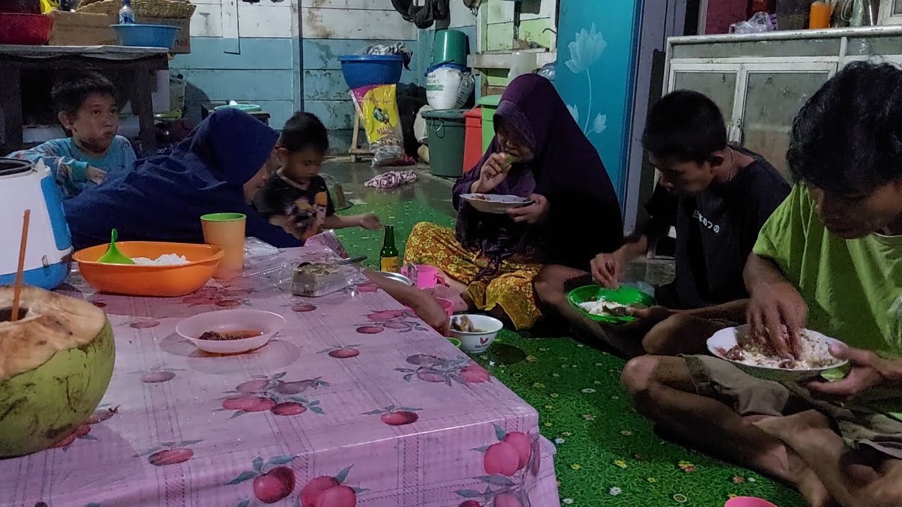 buka puasa makan kurma riski dari arab saudi bersama keluarga - YouTube