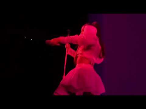 Ariana Grande Dropping low 😌😉