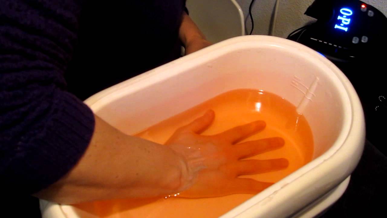 Paraffine behandeling voor zachte handen - YouTube
