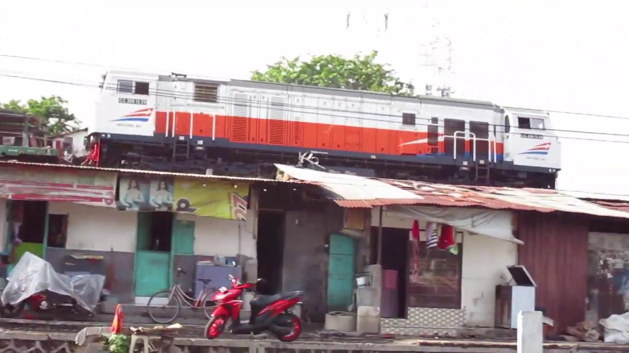 unik !! kereta api berjalan diatas atap - YouTube