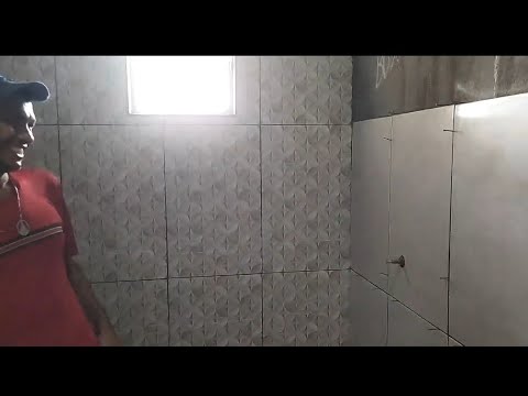começamos a colocar cerâmica no banheiro de dona Rita