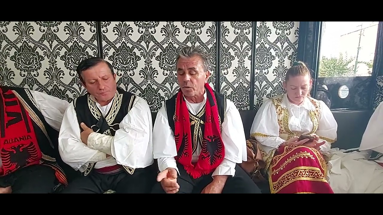 Rreth viteve 45 , teksti Pelivan Barjami - YouTube