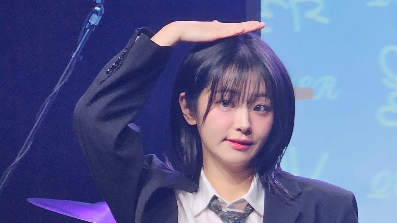 241201 QWER 팬사인회 내 이름 맑음 챌린지 쵸단 직캠 - YouTube