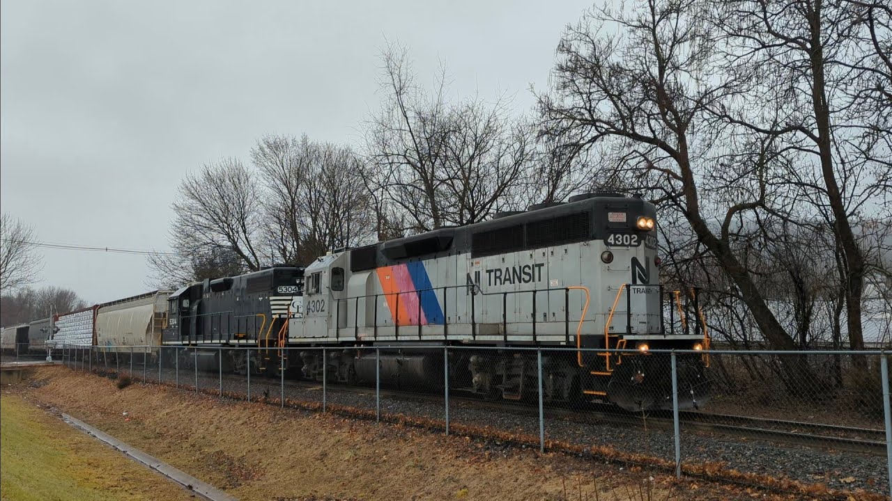 NJ Transit and C&D Action in Hackettstown, NJ with Leased NJT 4302 ...