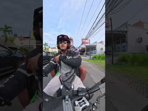 Bule Denmark seru diajak ngobrol #bali #motovlog #tourism 