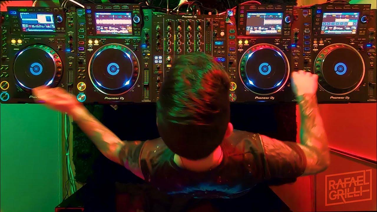 What a REAL 4 Decks Mix looks like (TOP VIEW ONLY) - CDJ 2000 NEXUS 2 - YouTube Music