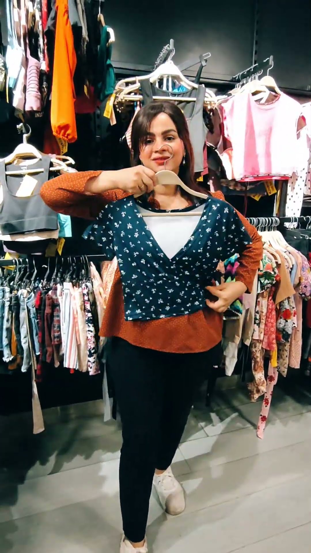 القاهره محطة مترو حلوان koukla outlet - YouTube