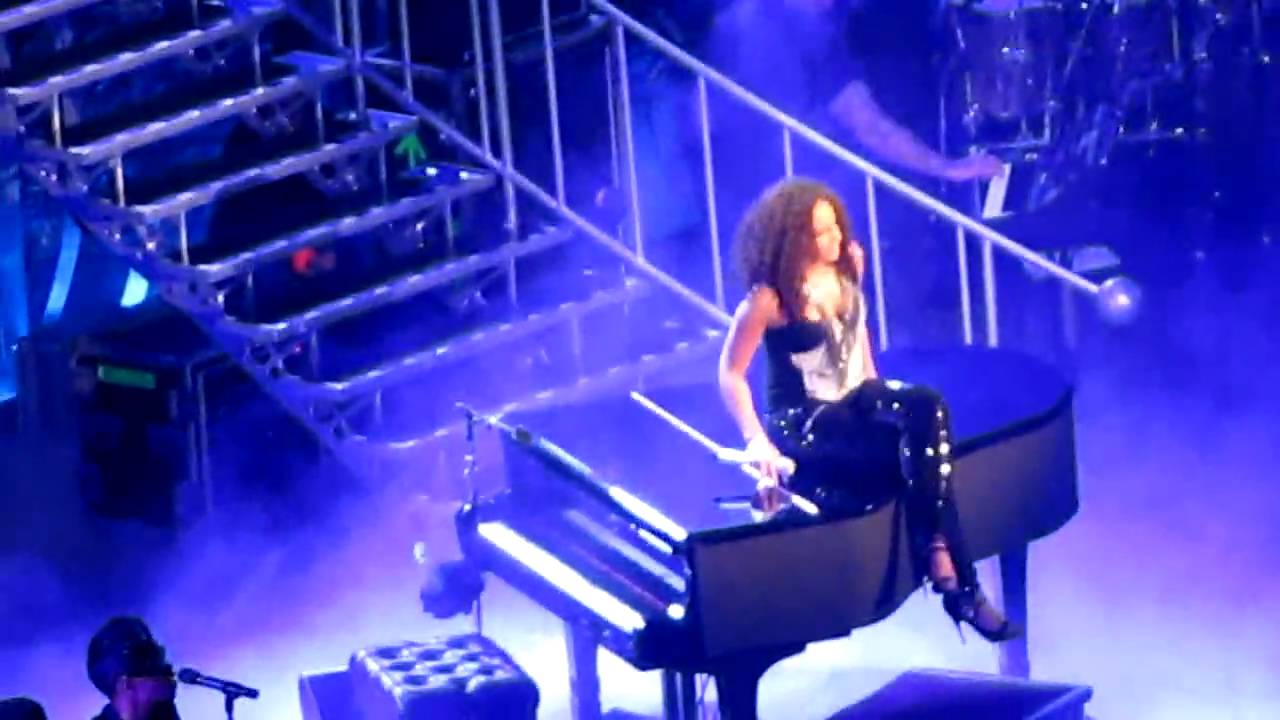 Alicia Keys - Wait Till You See My Smile [Miami Concert] - YouTube