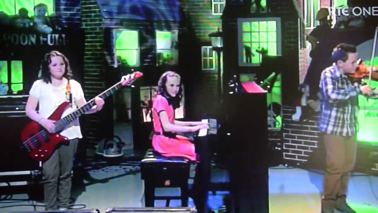 The Padden Family & Sean Nos Ar An tSionann on the Late Late Toy Show ...