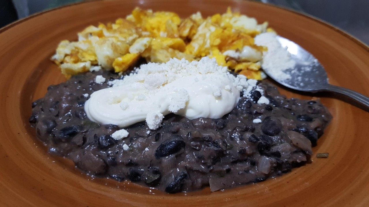 Frijoles Negros Machacados - Mashed Black Beans - YouTube