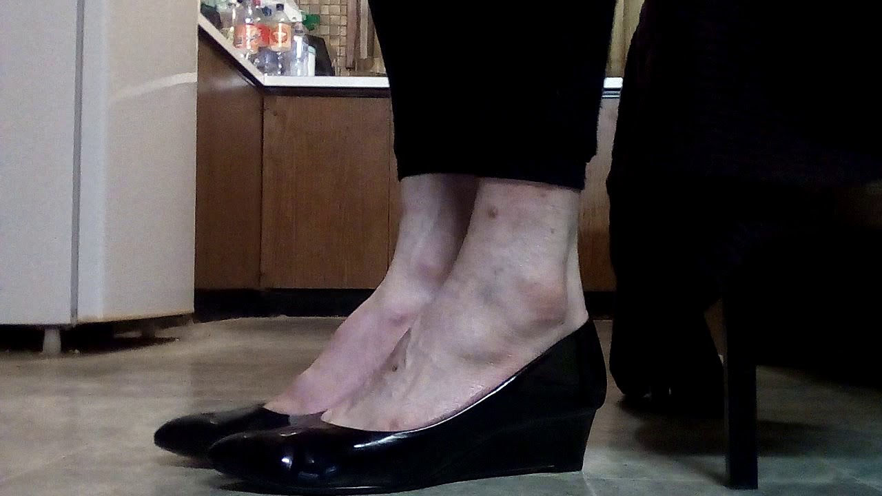 Squeaking and dangling in black patent wedges - YouTube