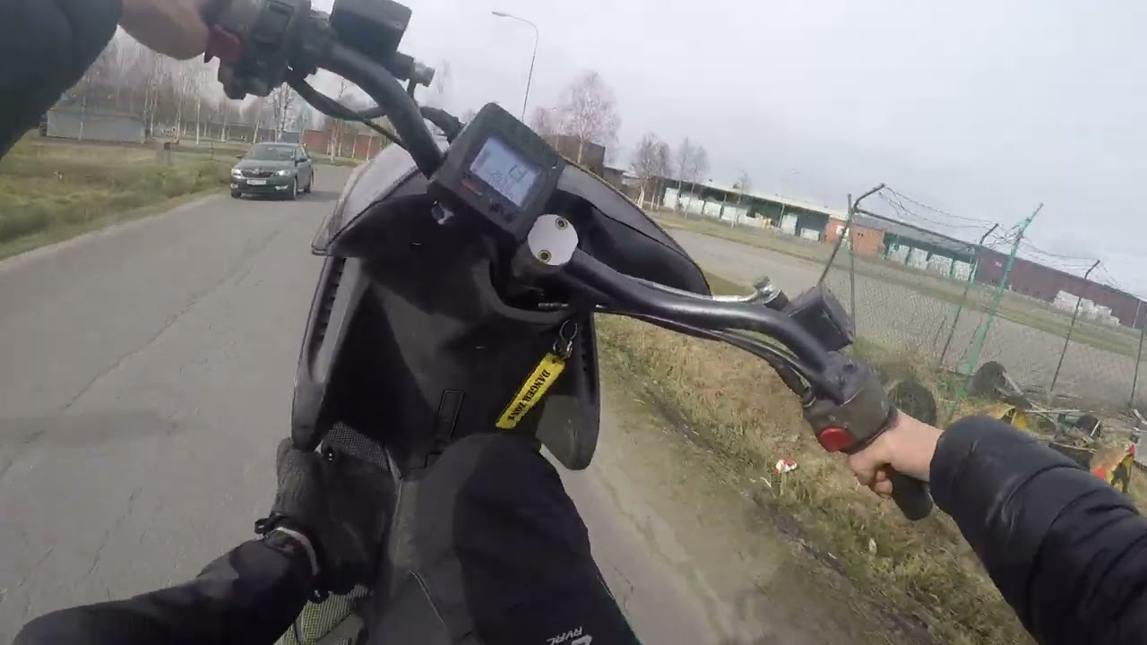 50cc Yamaha Aerox Stunt (Cruising) - YouTube