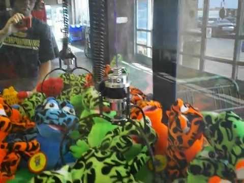 PINNACLE CLAW MACHINE@ WAL MART CLAW WINS A FROG EACH TRY - YouTube