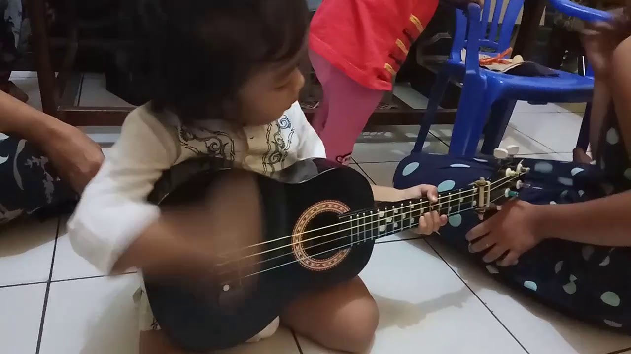 anak kecil main gitar - YouTube