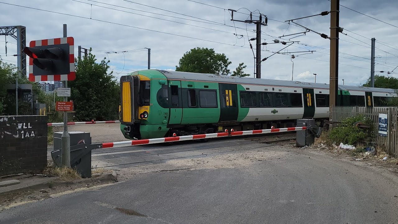 Mitre Bridge Level Crossing, Greater London - YouTube