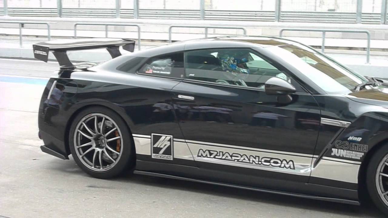 M7 Nissan GT-R Titan Exhaust - YouTube