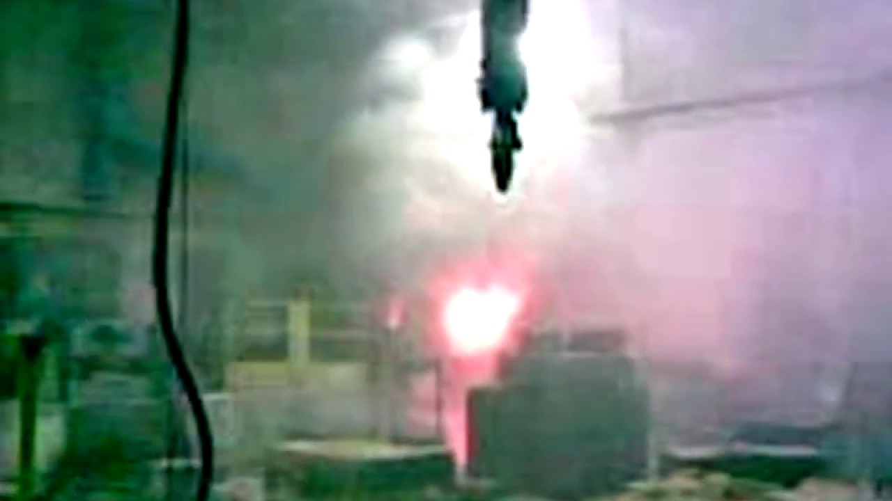 Взрыв индукционной электропечи\Explosion induction furnace - YouTube