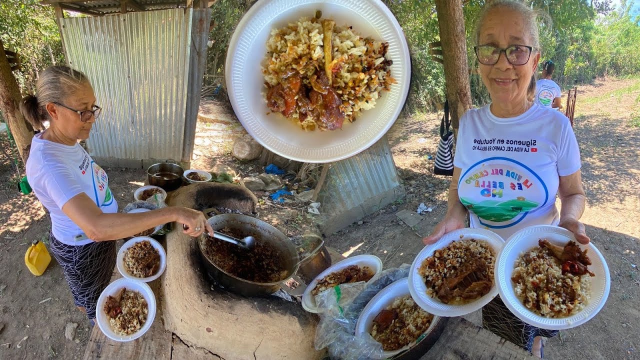 Moro De Guandules Con Coco Y gallina Guisada en el fogón Loma De La ...