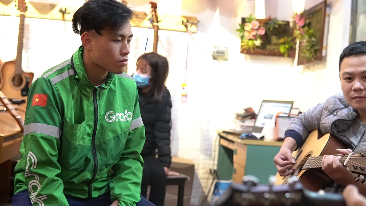 Phút Ngẫu hứng của anh Grap và khách mua đàn ghi ta - YouTube