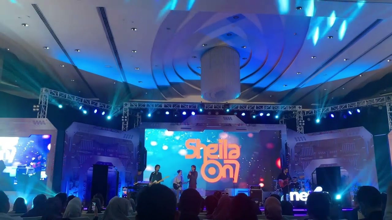 Sheila on 7 - itu aku (live) launching Nexa, Semarang - YouTube