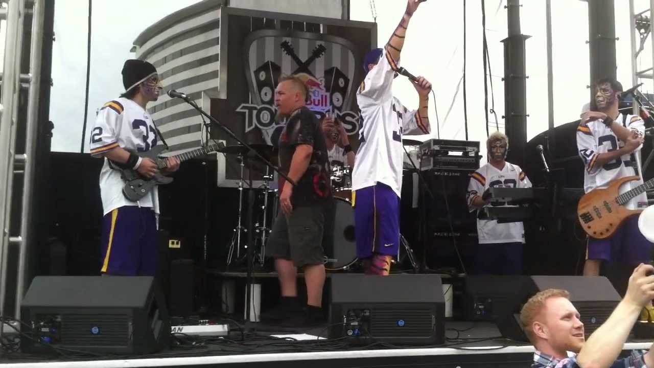 Chee Weez Live Performance of "Moves Like Badger" - YouTube