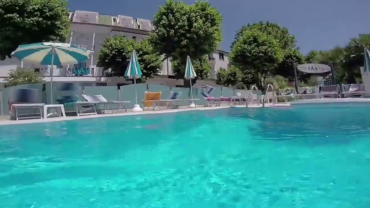 Tuffi in piscina all' Hotel Paris Resort di Bellaria. Le vostre vacanze ...