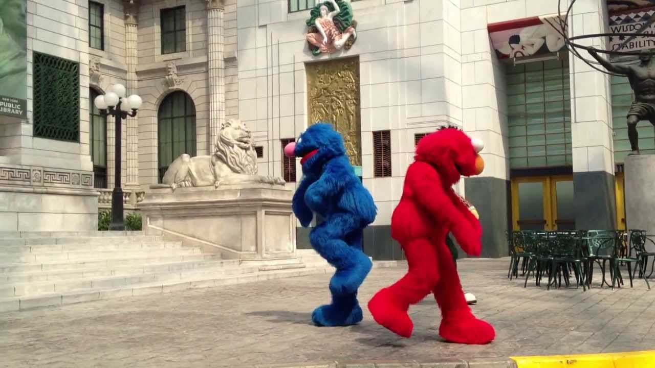 Sesame Street Universal Studios Singapore Itsy Bitsy Spider Song - YouTube