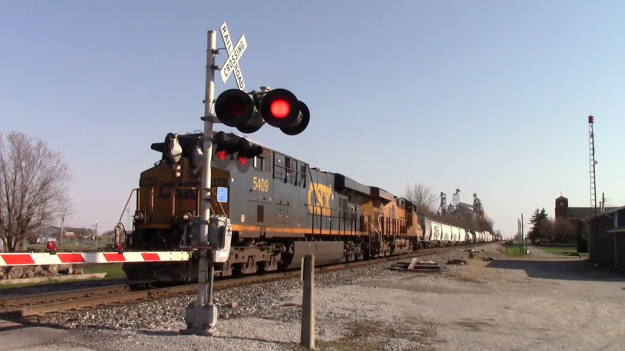 Third Street Railroad Crossing - CSX 5409 and UP 8127 Switching in ...