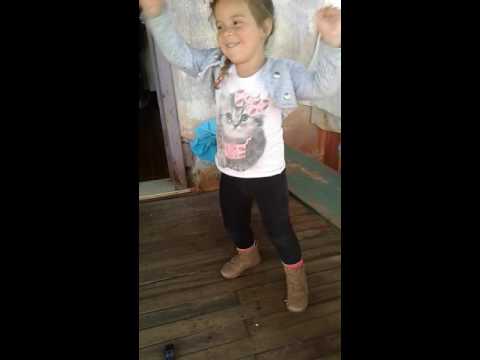 Menina de 4 anos dançando bumbum granada