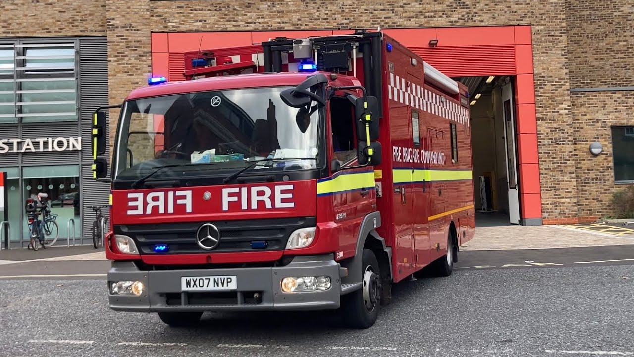 *CU4* Dockhead command support unit turning out using light and sirens ...