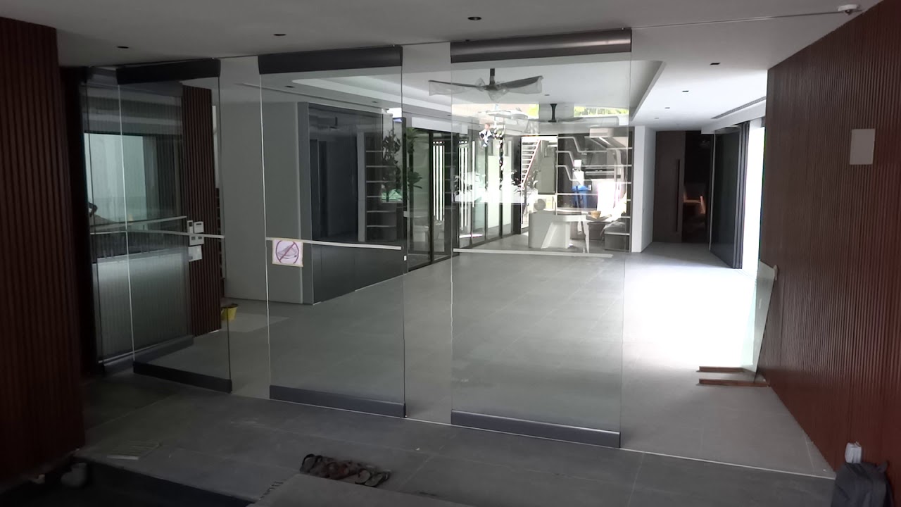 Gilgen STW 2 Automatic slide and park Glass wall - YouTube