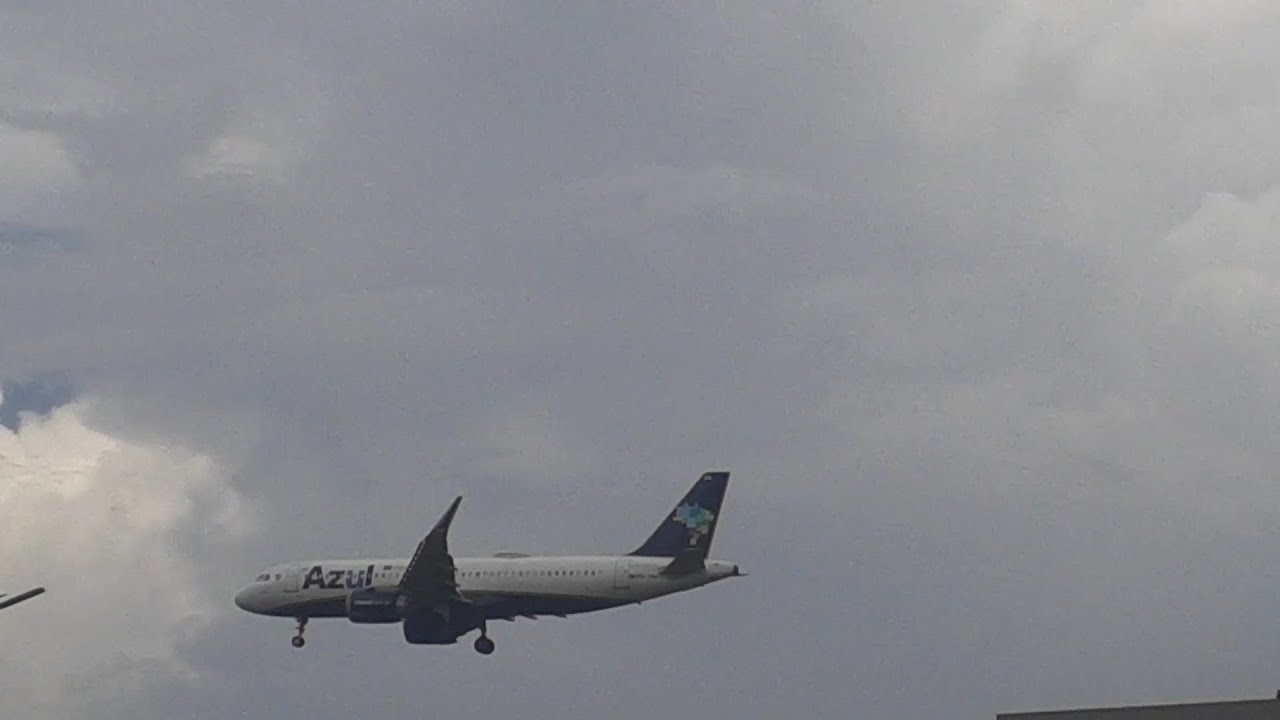 Airbus A320NEO PR-YRH na aproximação final antes de pousar em Manaus ...