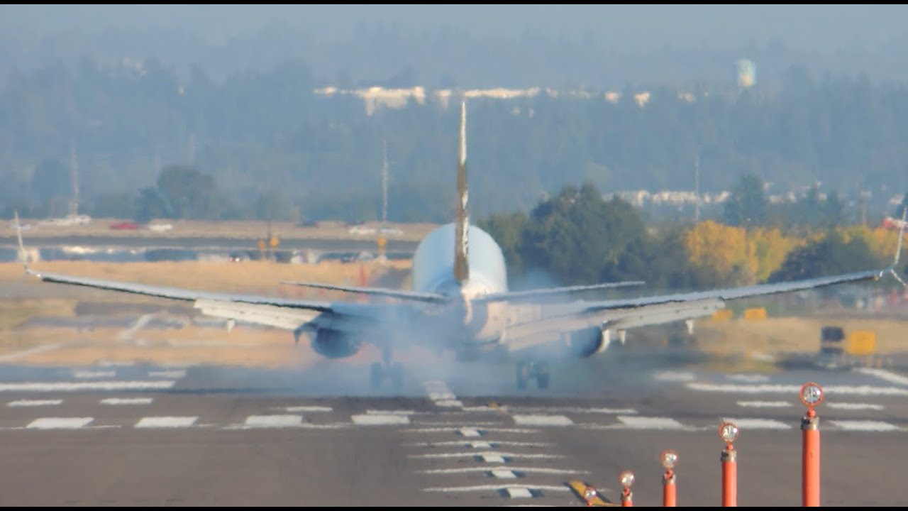 Alaska Airlines Boeing 737-900ER [N433AS] landing in PDX - YouTube