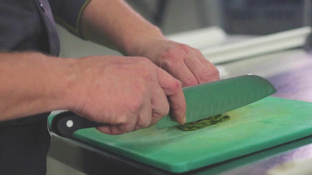 CORTE CHIFFONADE EN ESPINACA - YouTube