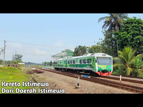 Kereta Istimewa Dari Daerah Istimewa Melintas Langsung Di Stasiun Jenar ...