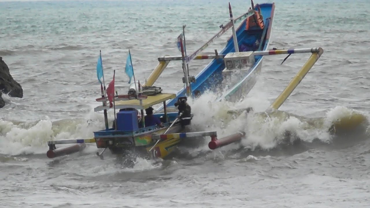 The boat crashed into a big wave - YouTube