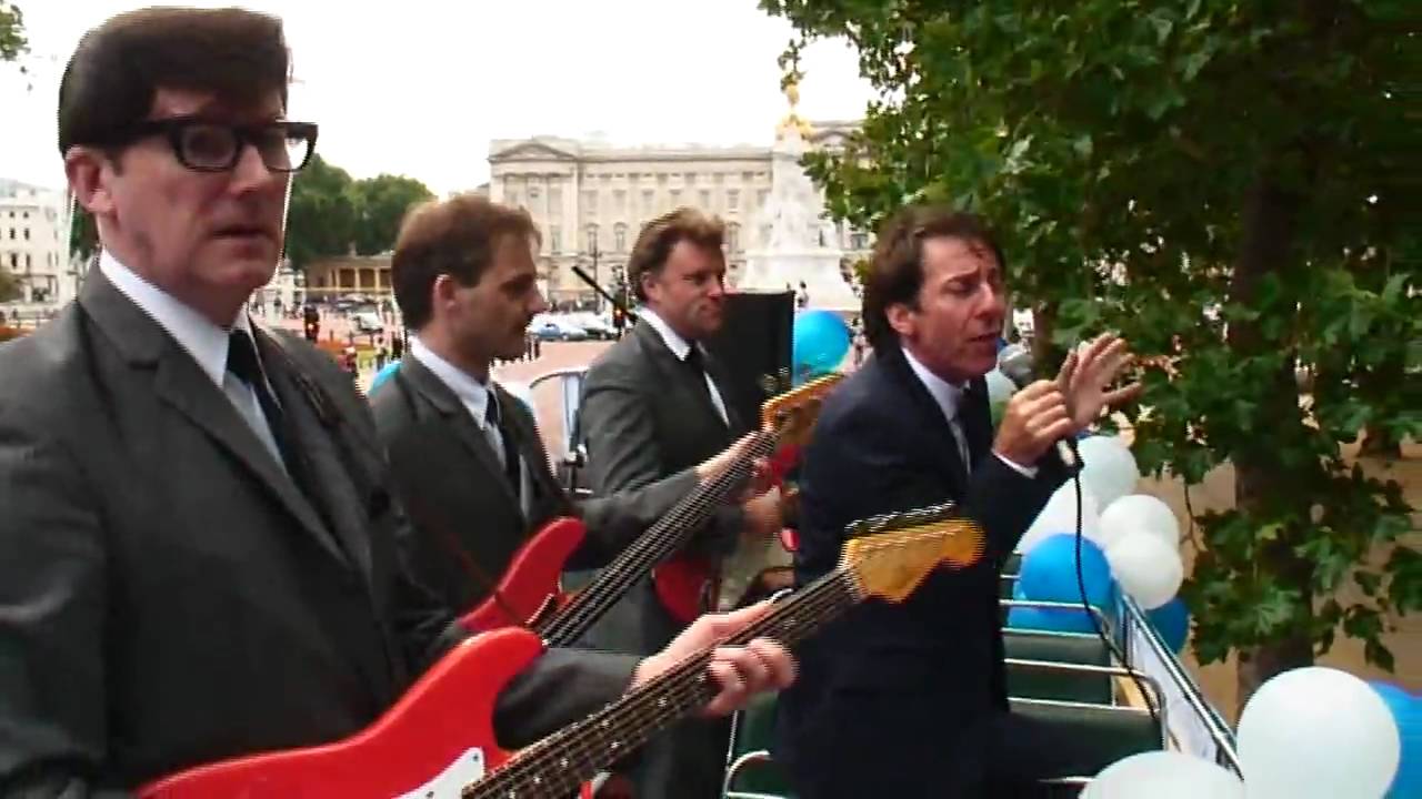 The Pontin's Bluecoats Play Buckingham Palace - YouTube