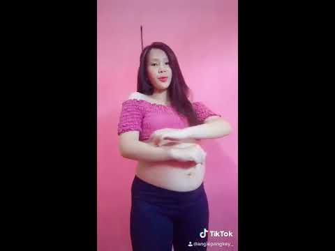 Bumil tik tokan lagi guys.. kelihatan perut buncitnya