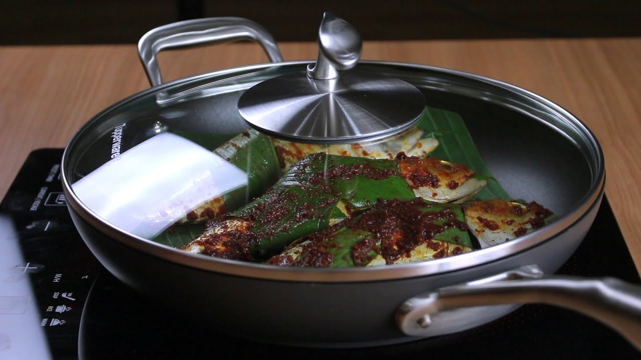 Cooking Ikan Bakar with Tupperware Black Series 28cm Fry Pan - YouTube