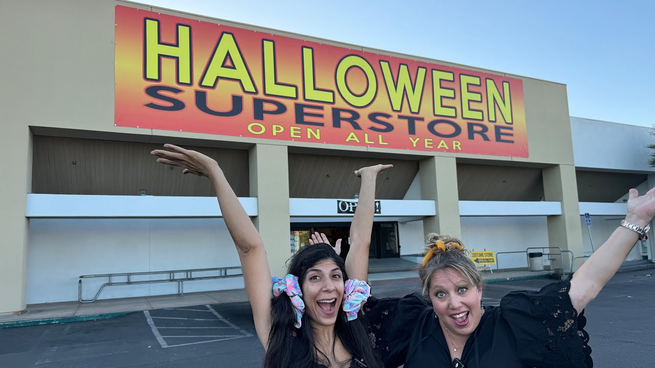 Halloween Superstore, is it really "SUPER"? - YouTube