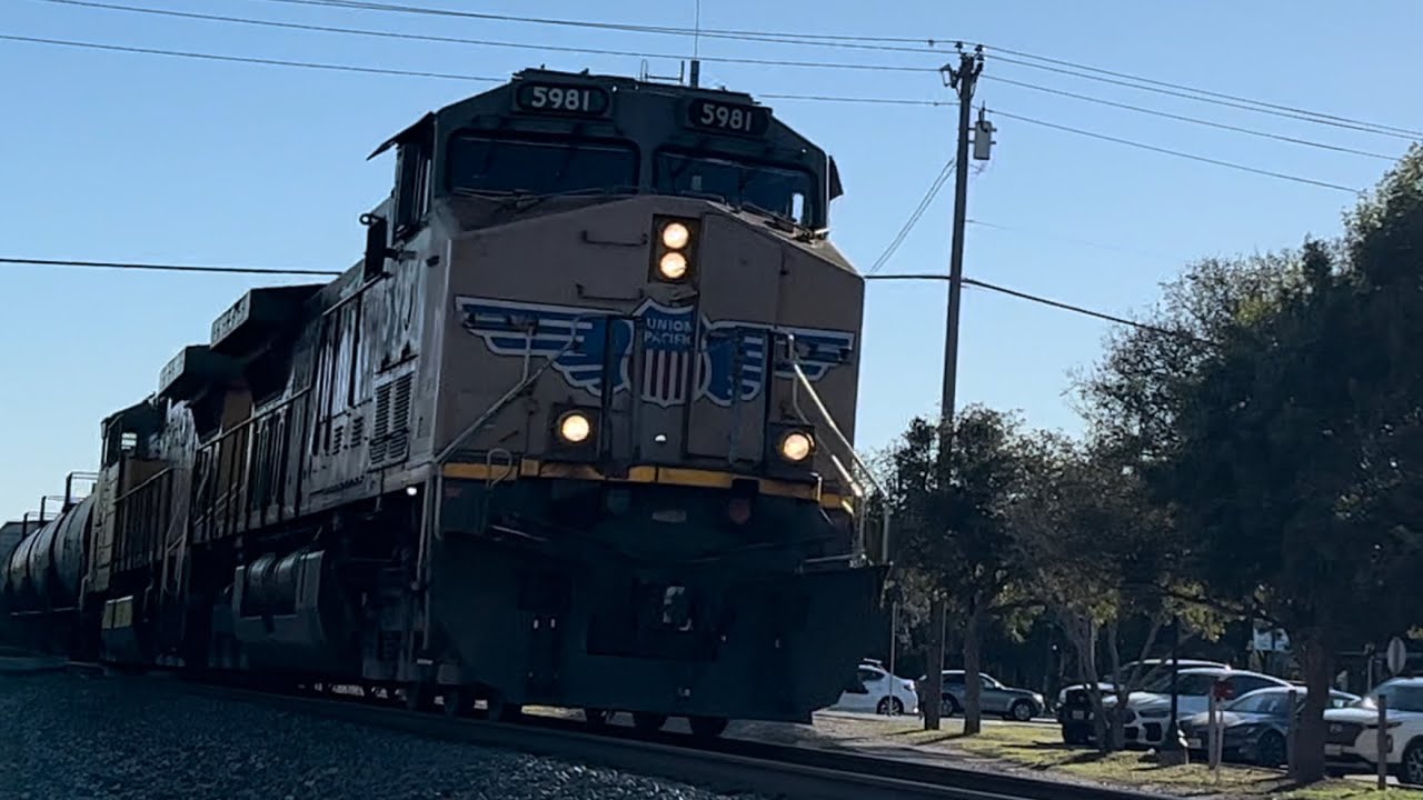 UP 5981 leads a Northbound Mix Freight Train passing Buda, Tx - YouTube