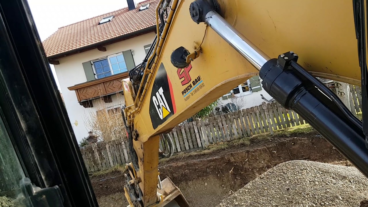 Bagger Cat 323 Baugrube 3 - YouTube