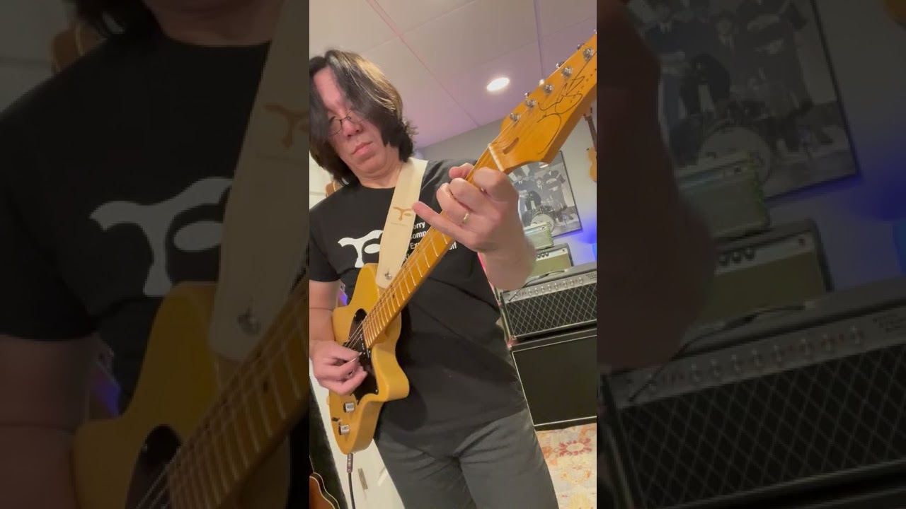 Dude can play C Major Triad all positions in 25 seconds - YouTube