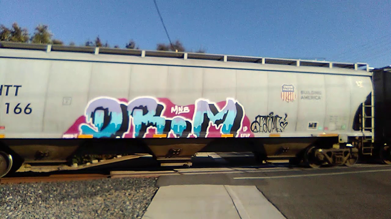 UP 8785 UP 6554 lead a grain train UP 8146 read the w - YouTube