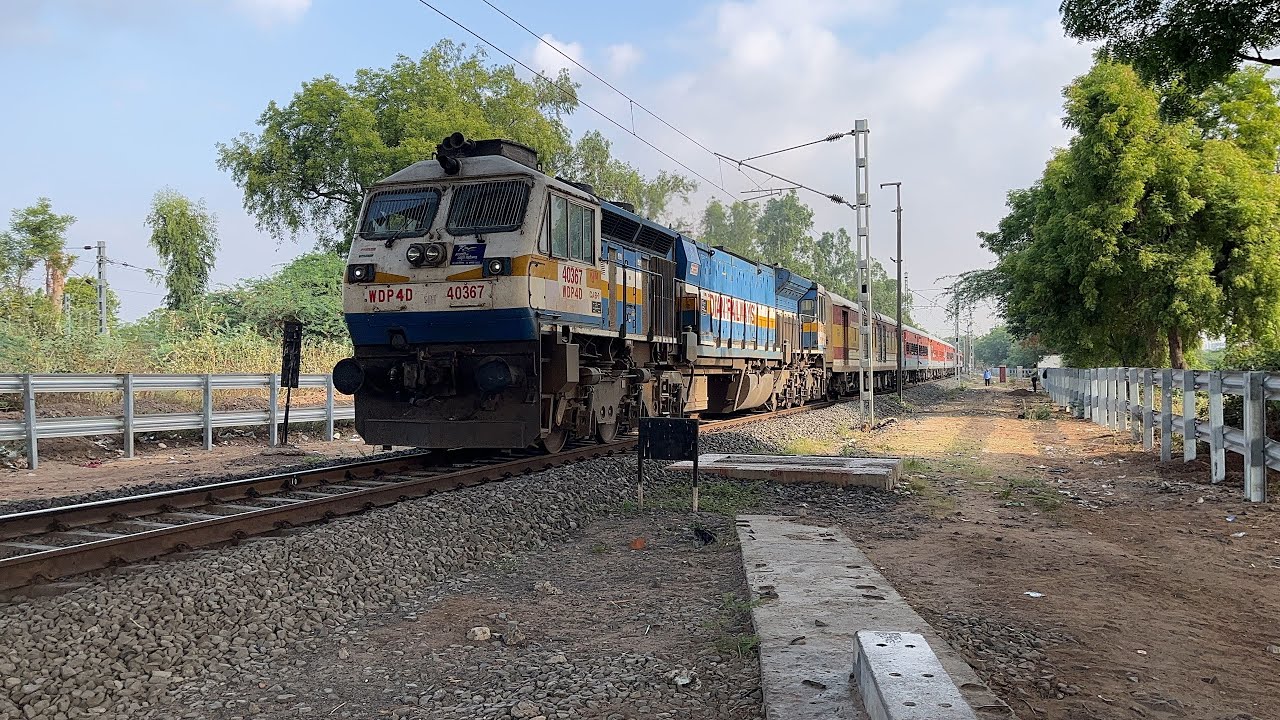 Krishnarajapuram WDP4D With Bikaner Yesvantpur Express Negotiating ...