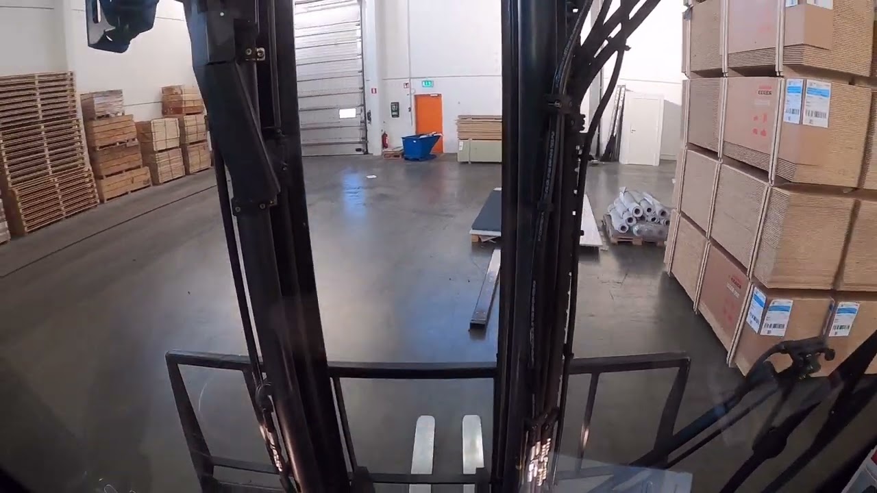 5-ton electric forklift truck POV: Unloading mixed load with Cembrit ...