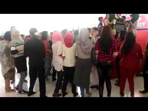 Joget karyawati toserba bikin heboh