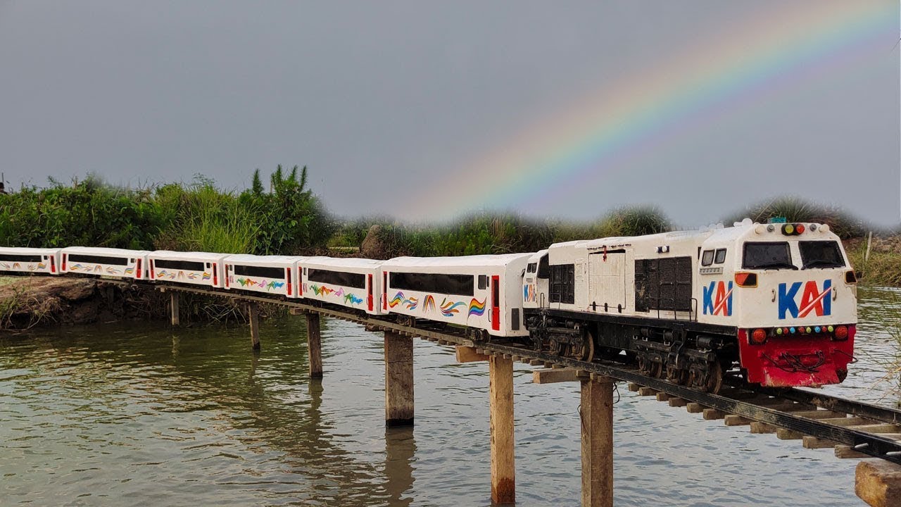 Kereta Api Panjang Lokomotif CC201 CC206 Melewati Jembatan Tabrak Mobil ...