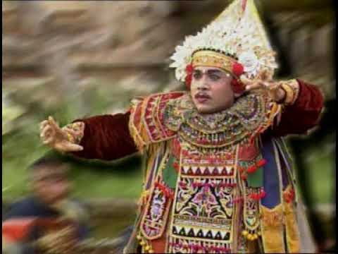 Semara Ratih performs Baris -- Full Version - YouTube